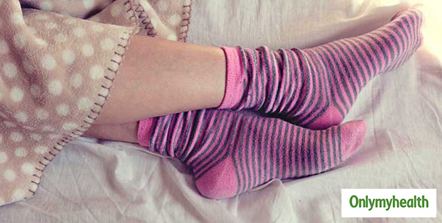 Sleeping With Socks मोजे पहनकर सोना सही या गलत जानें इसके फायदे और नुकसान Do You Sleep 