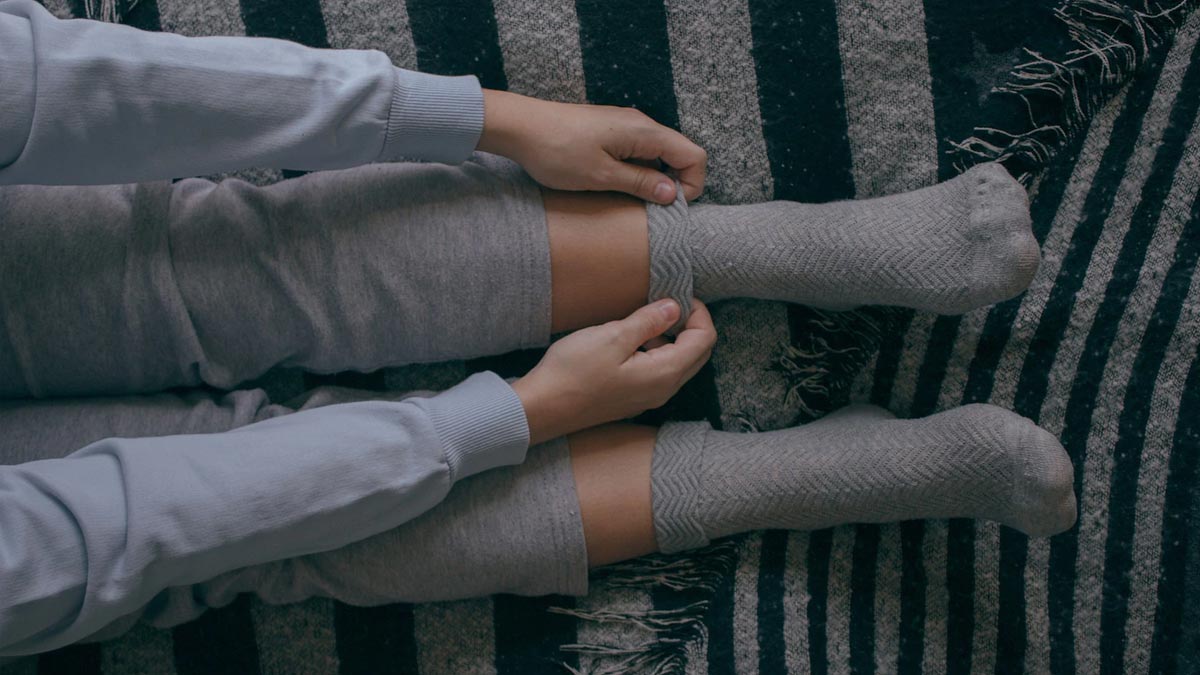 सर्दियों में आप भी मोजे पहनकर सोते हैं जानें इसके 5 नुकसान Side Effects Of Wearing Socks