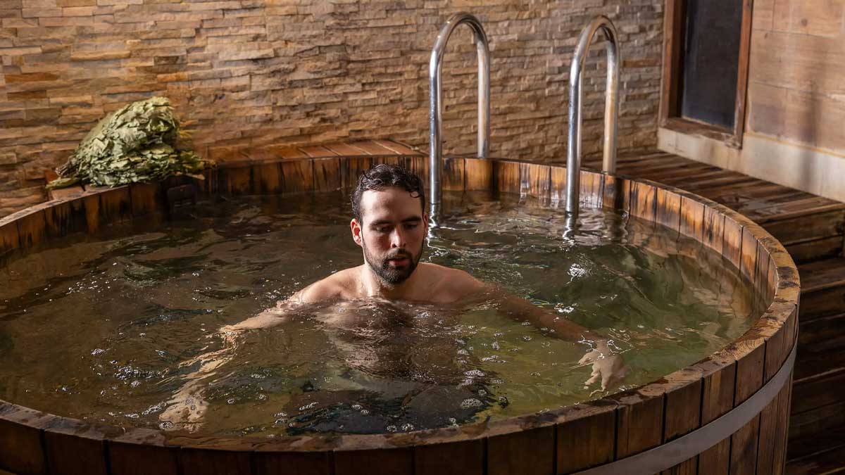 Cold Plunge vs. Hot Bath: New Study Reveals the Best Recovery Choice ...