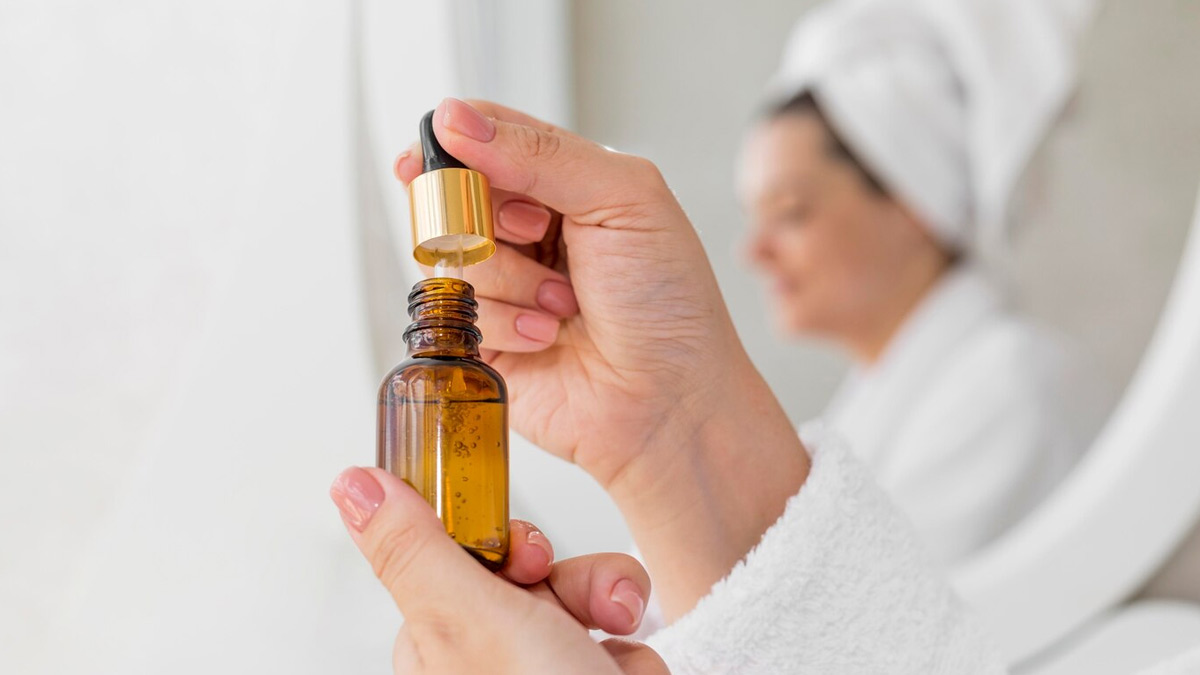 A Dermatologist's Guide To Using Facial Oils For Dry Skin: Which ...