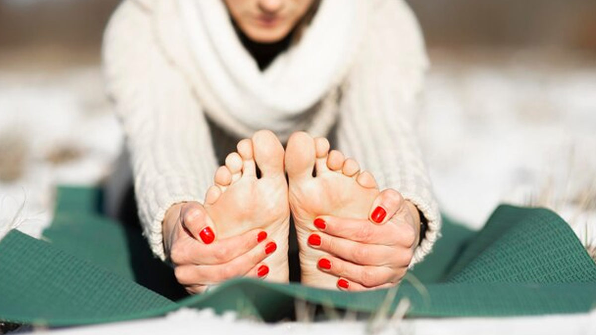 Cold Hands And Feet Could Be A Sign Of Iron Deficiency: Why It Happens ...