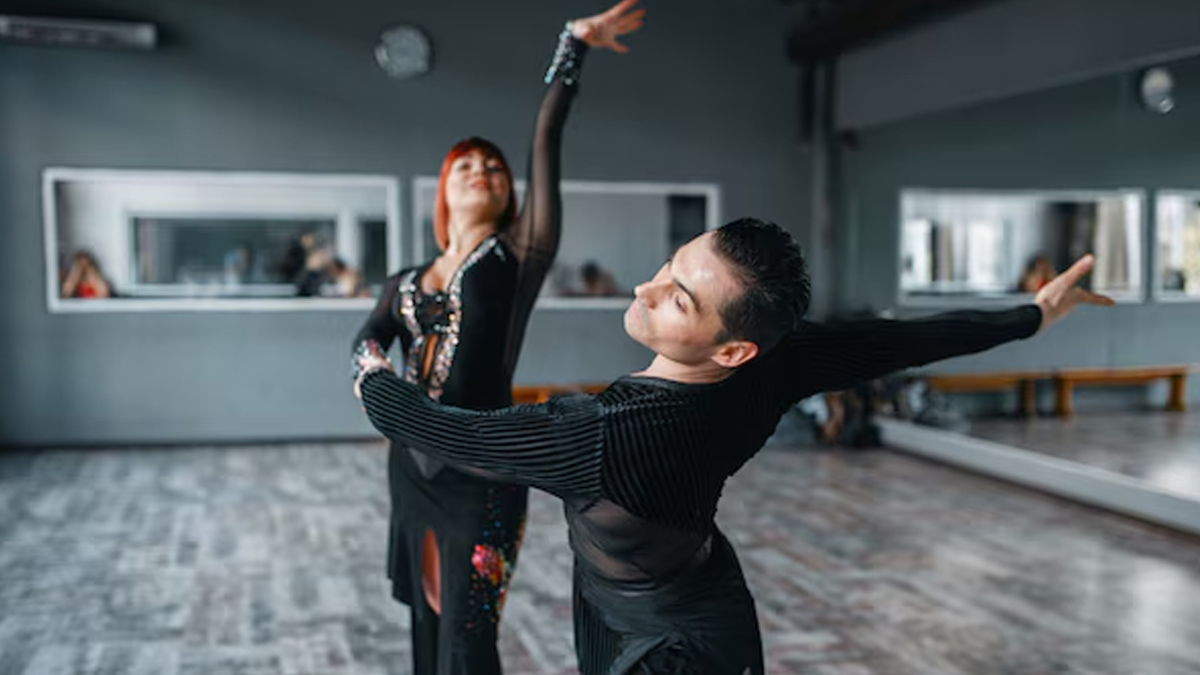 What Is Dance Therapy? How Movement Improves Mental And Physical Health ...