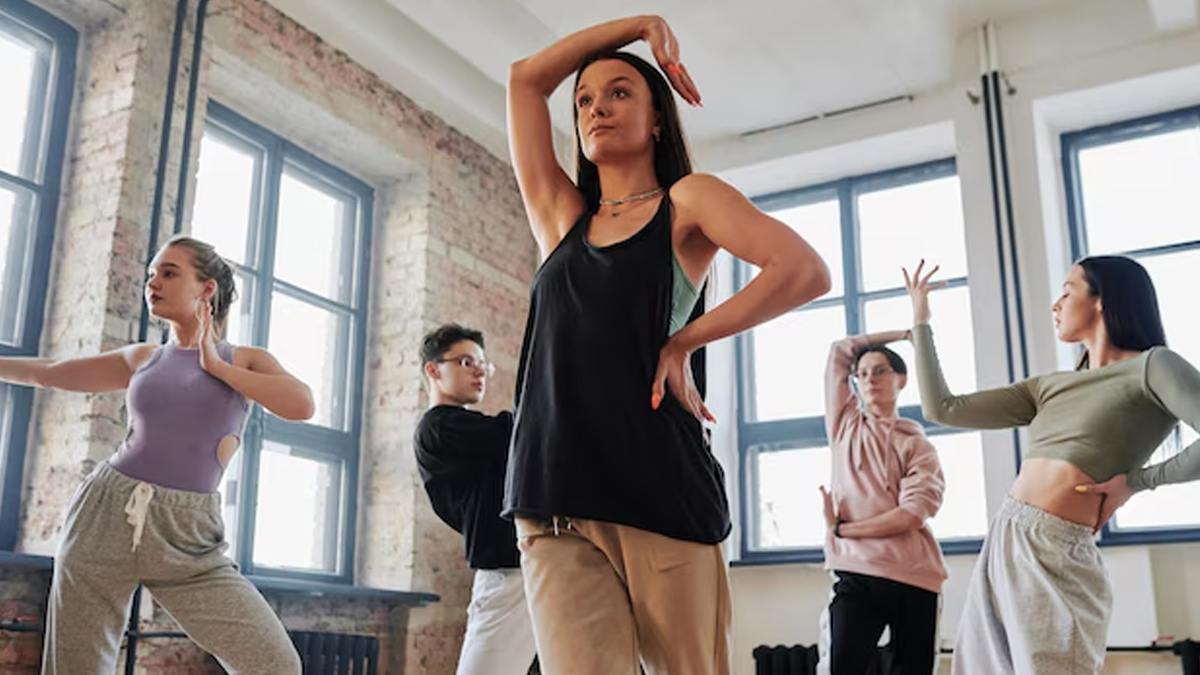 What Is Dance Therapy? How Movement Improves Mental And Physical Health ...