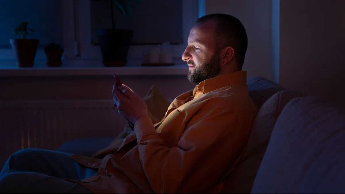Even 15 Minutes of Using Phone In The Dark Can Affect Your Eyesight ...
