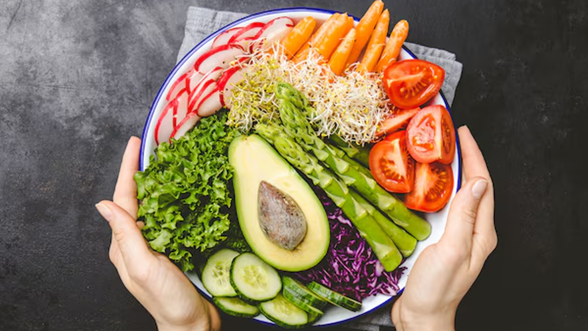 बालों के रूखेपन से हैं परेशान? खाएं ये फूड्स | foods to eat for dry ...