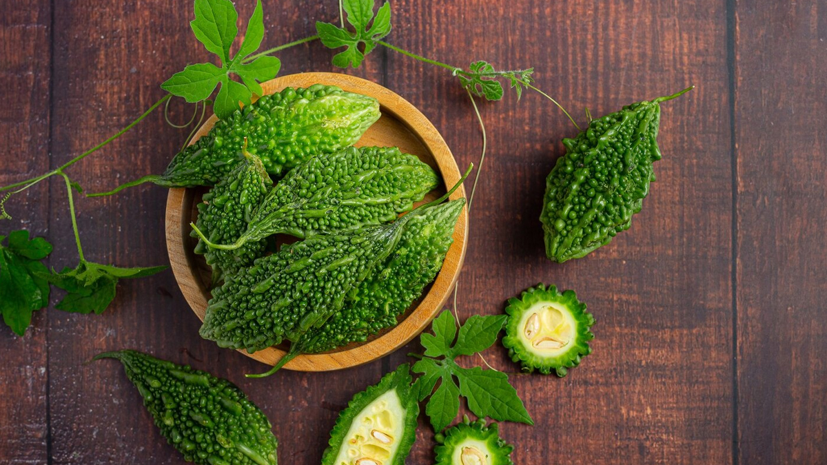 क्या प्रेग्नेंसी के पहले ट्राइमेस्टर में करेला खाना सेफ है? डॉक्टर से ...