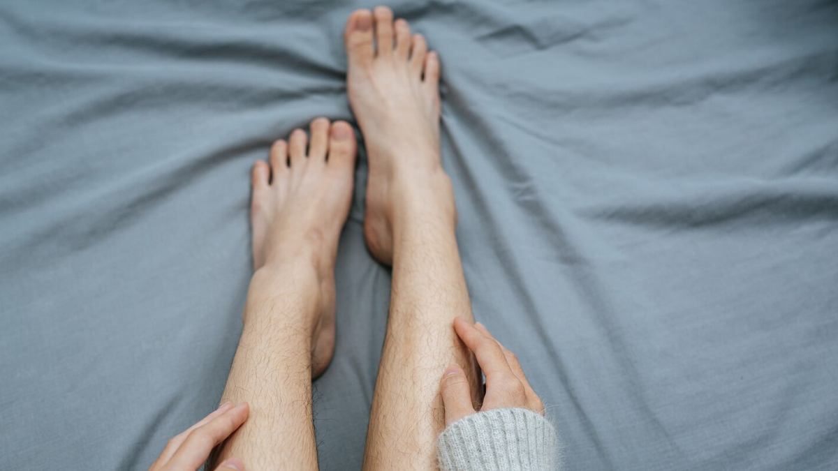 पैर कभी ठंडे तो कभी गर्म लगते हैं? डॉक्टर से जानें यह किन समस्याओं का ...