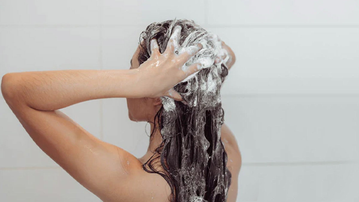 Daily hair washing: தினமும் தலைக்கு குளிப்பது நல்லதா? இதன் தீமைகள் ...