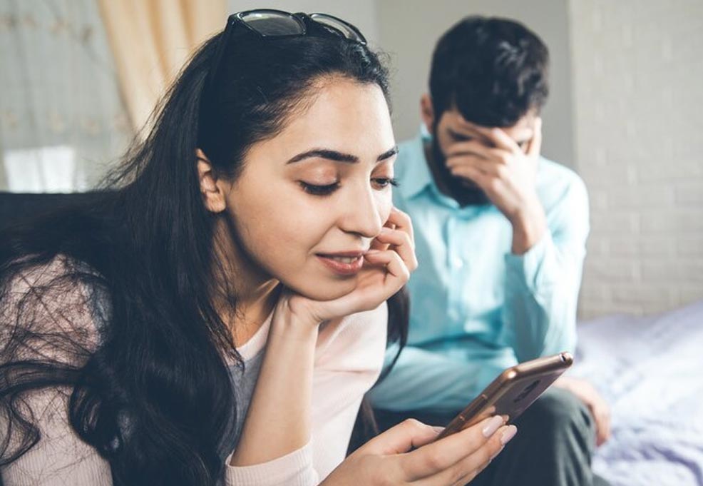 Smartphone Affect Relationships உறவில் விரிசலை உண்டாக்கும்