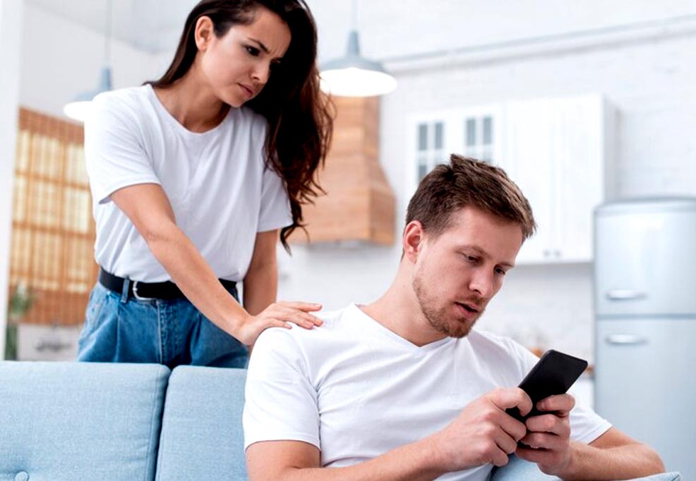 Smartphone Affect Relationships உறவில் விரிசலை உண்டாக்கும்