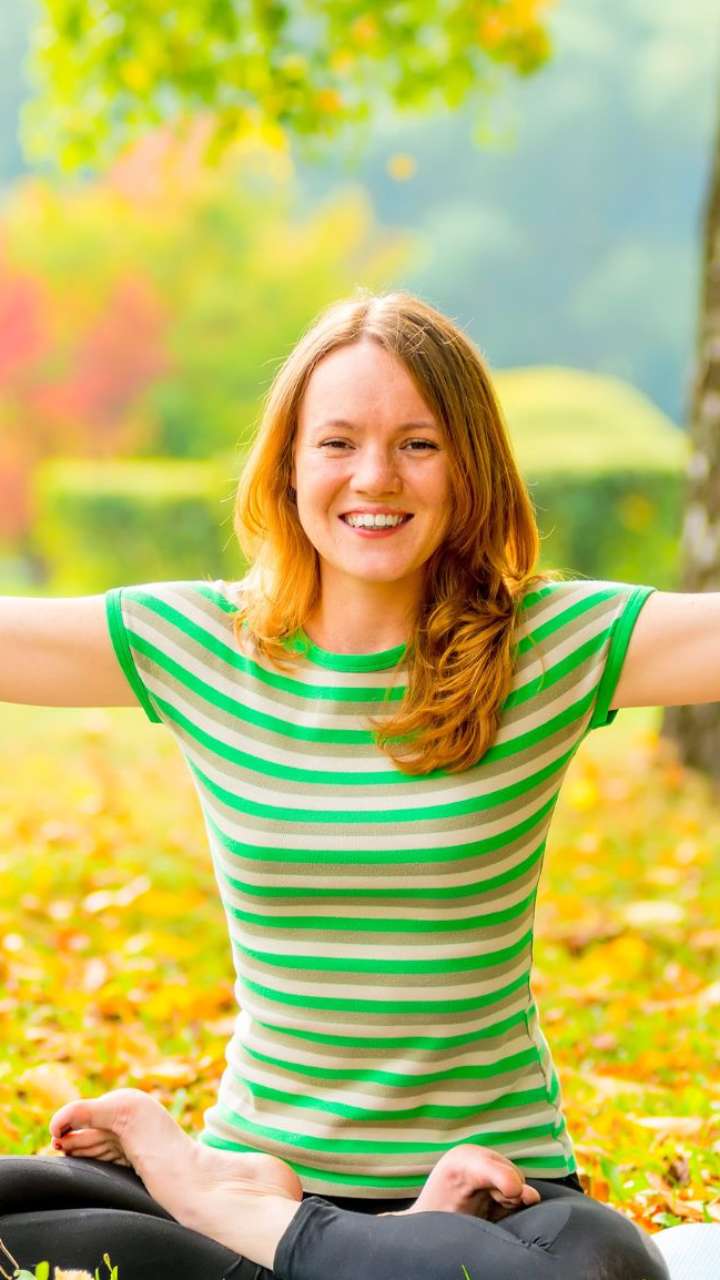 How To Reduce Stress And Anxiety With Laughter Yoga