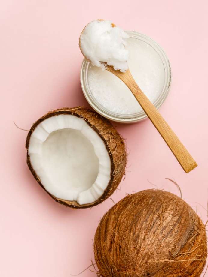 How To Reduce Plague And Whiten Teeth With Coconut Oil | Onlymyhealth