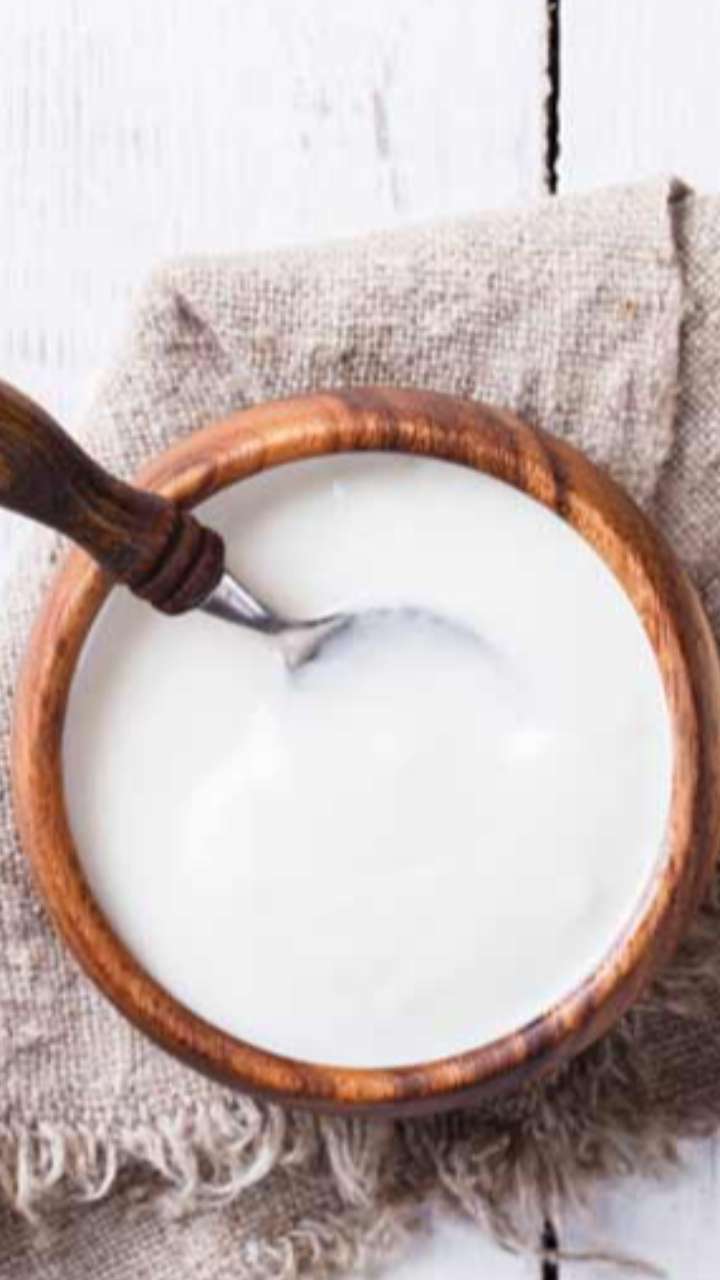 दही चीनी खाकर बाहर जाना कितना सही? जानिए वजह