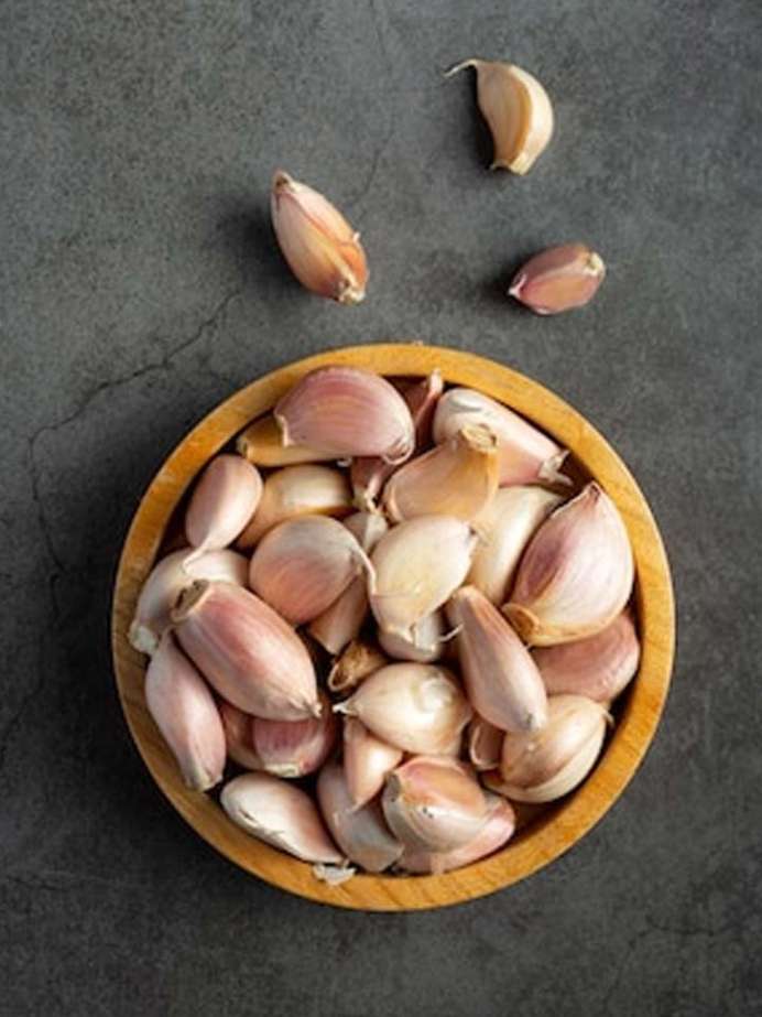 रात को सोने से पहले लहसुन की 1 कली खाने से मिलते हैं कई फायदे
