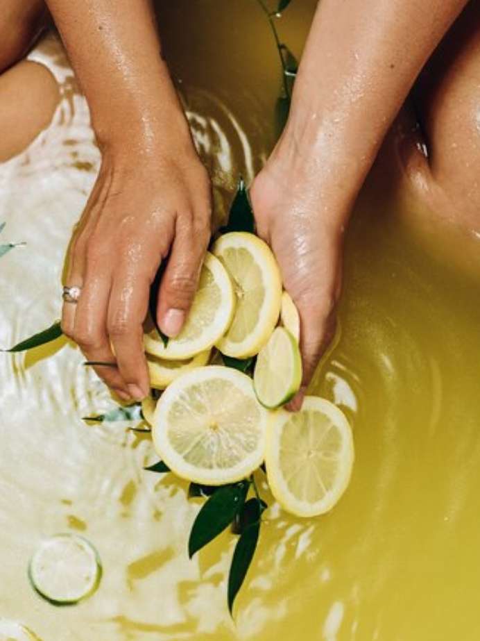 குளிக்கும் நீரில் எலுமிச்சை சாறு மட்டும் கலந்து பாருங்கள்.. இது உறுதி!