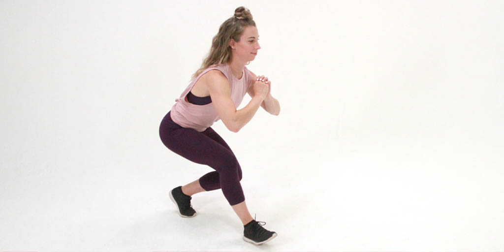 हिप्स को शेप में लाने के लिए डक वॉक करें