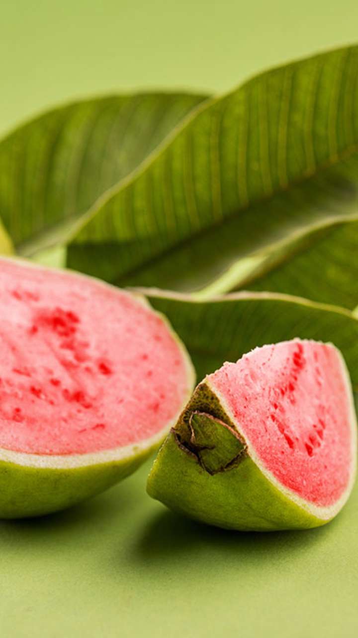 सर्दियों में जरूर खाएं गुलाबी अमरूद, जानें फायदे