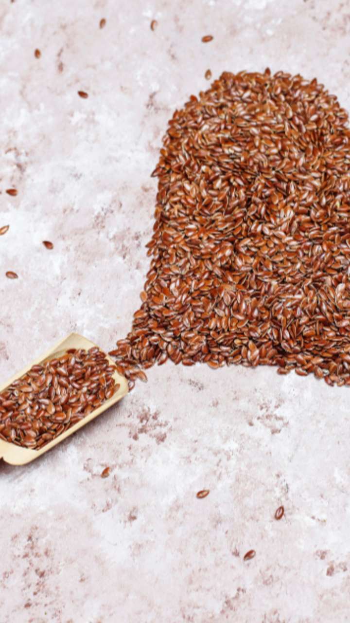 पार्लर जैसे निखार के लिए त्वचा पर लगाएं अलसी