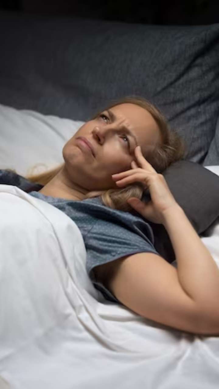 नींद पूरी न होने पर दिखाई देते हैं ये लक्षण