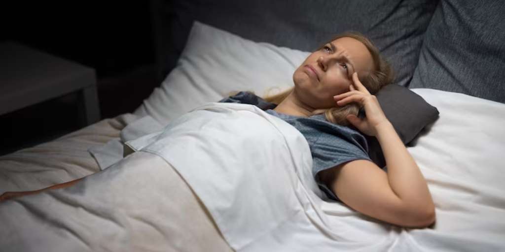 नींद पूरी न होने पर दिखाई देते हैं ये लक्षण