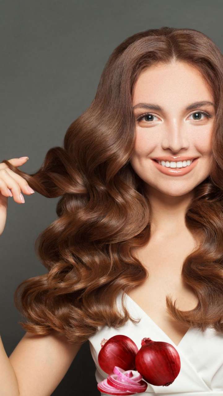 6 Effective Ways To Use Onion Juice For Healthy Tresses At Home