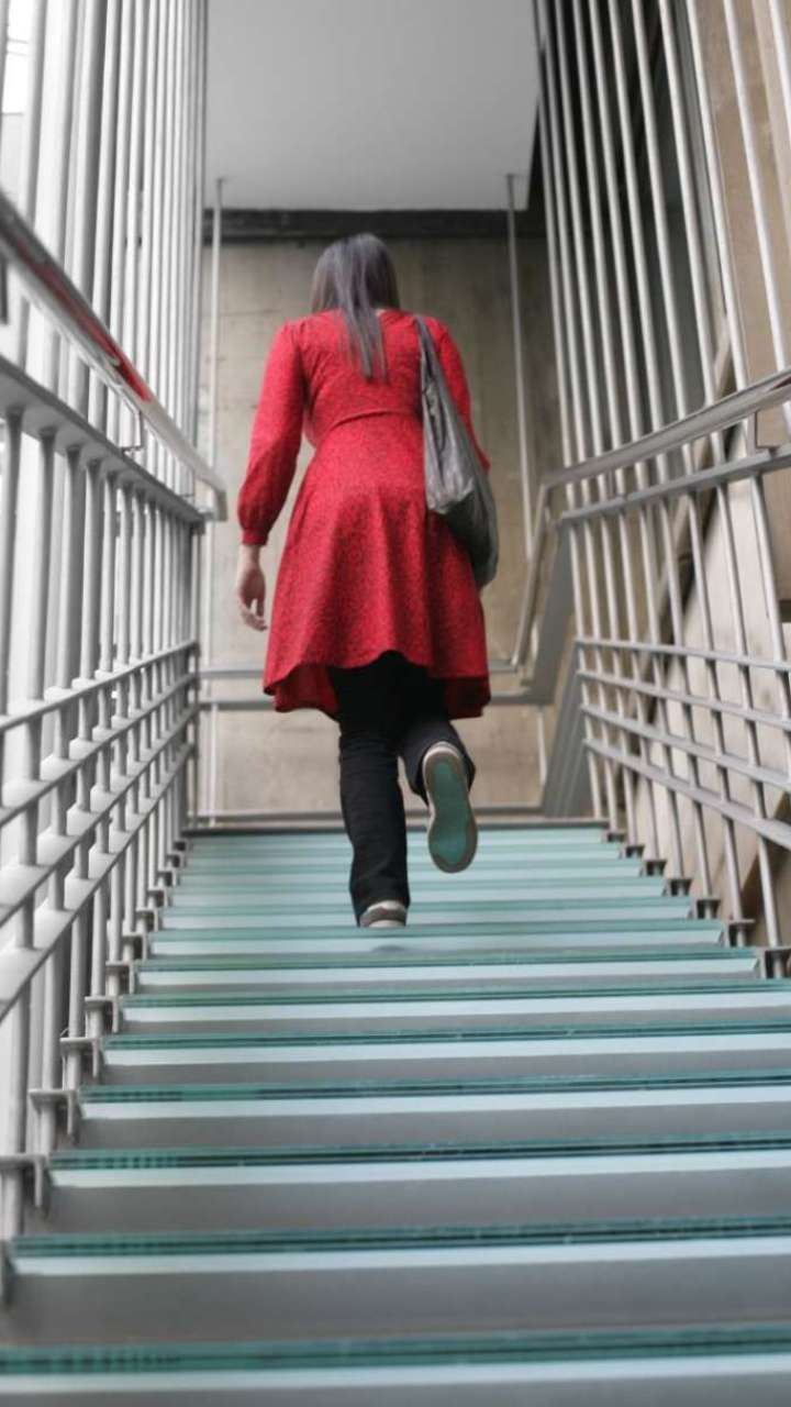 सीढ़ियां चढ़ने से कुछ लोगों को परेशानी क्यों होती है?