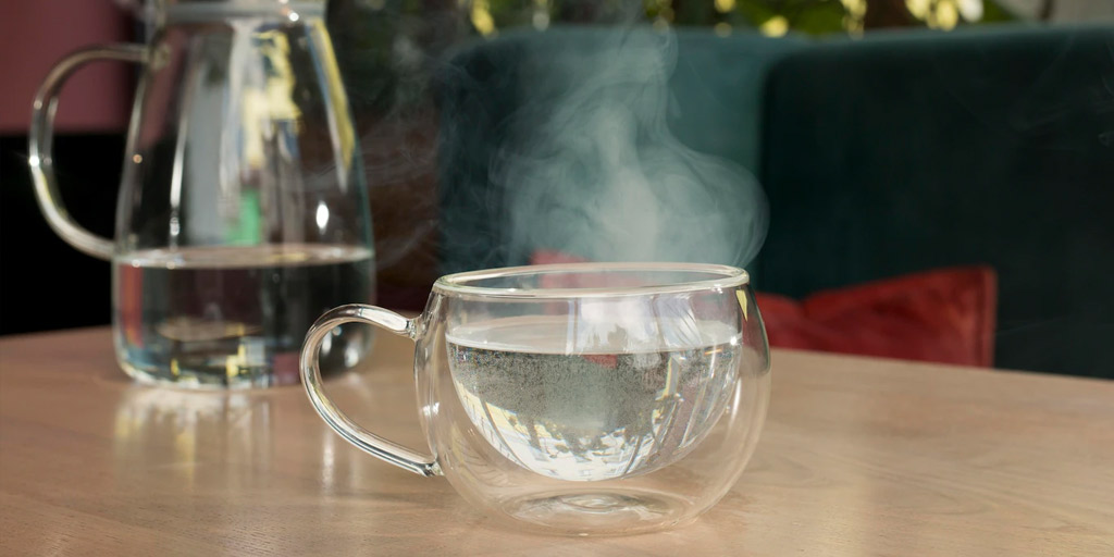 सर्दियों में खाली पेट गुनगुना पानी पीने के फायदे