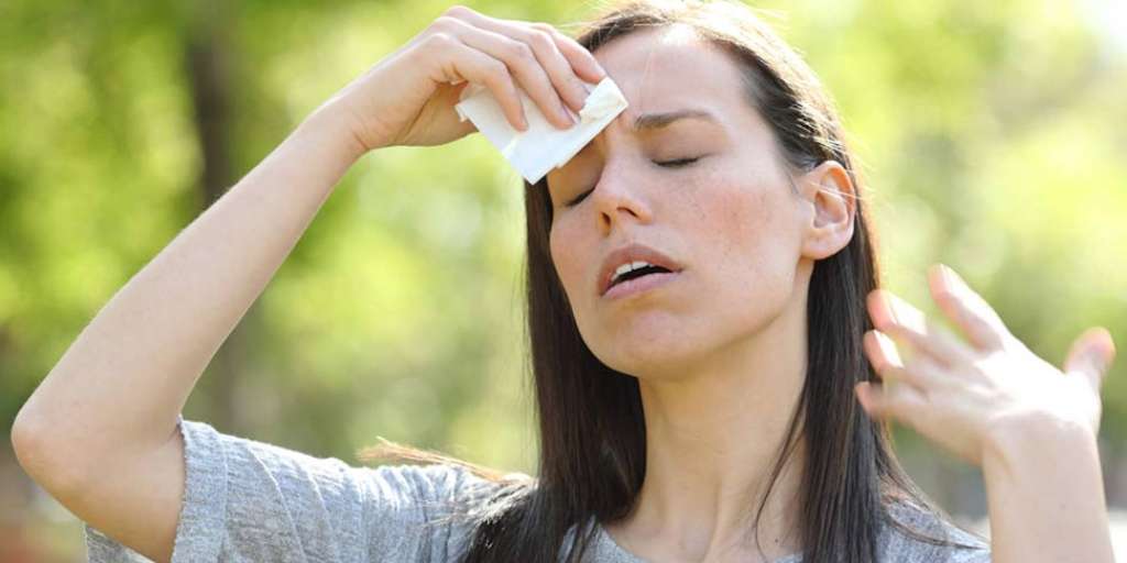 चेहरे पर पसीना आने के कारण होने वाली समस्याएं | Sweating | Face ...